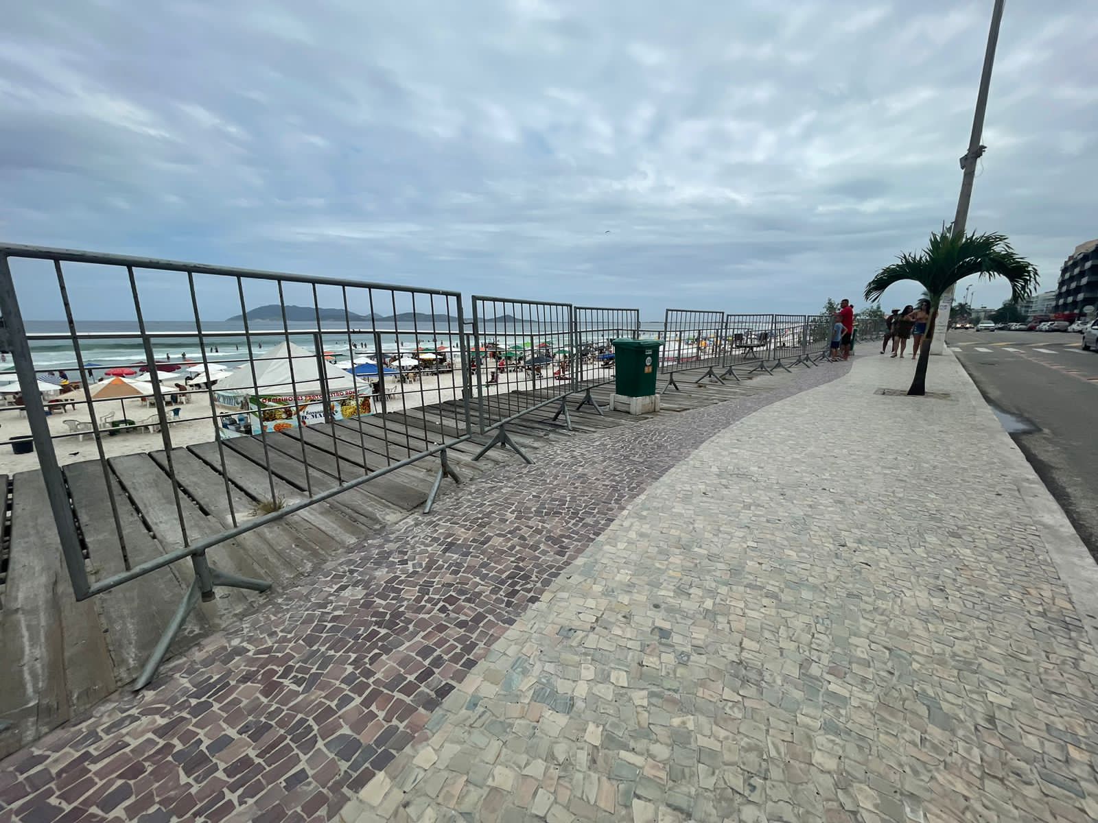 Praia do Forte, principal cartão-postal de Cabo Frio, continua ...